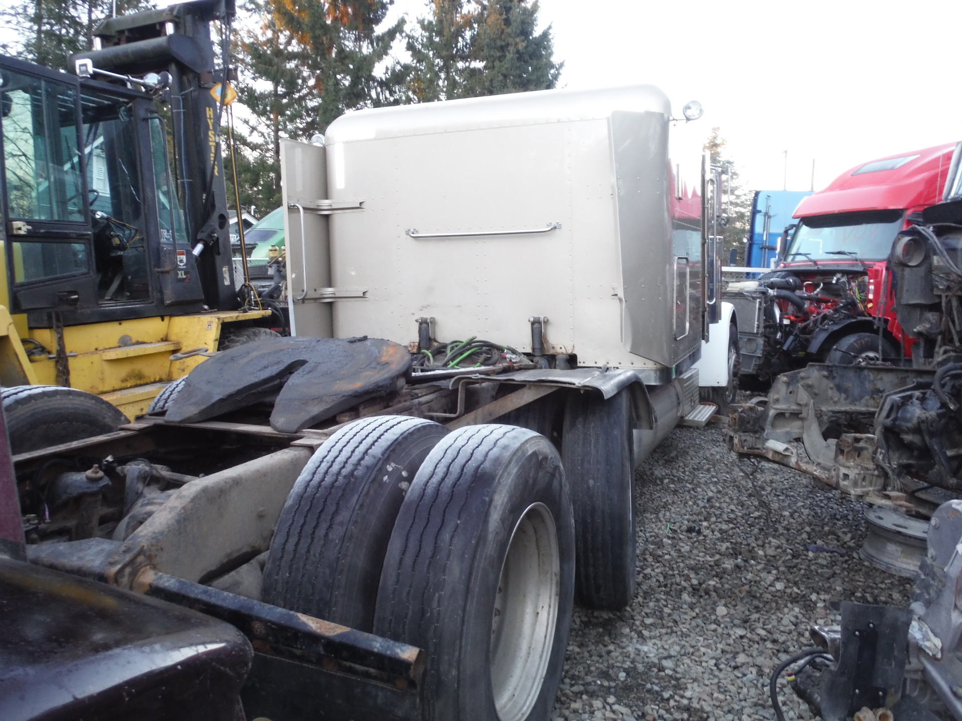 P129 - Peterbilt 379 | Payless Truck Parts