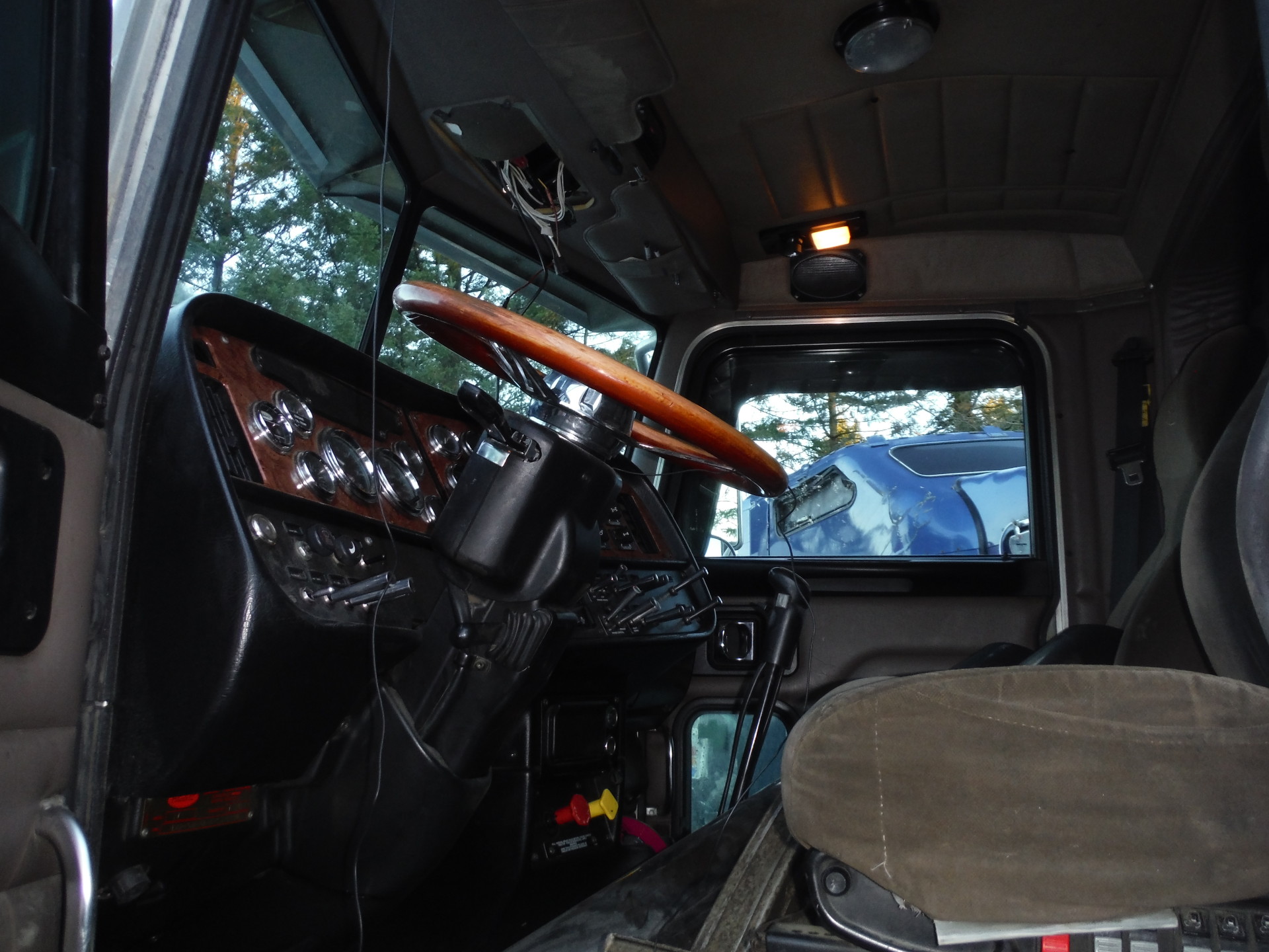 P129 - Peterbilt 379 | Payless Truck Parts